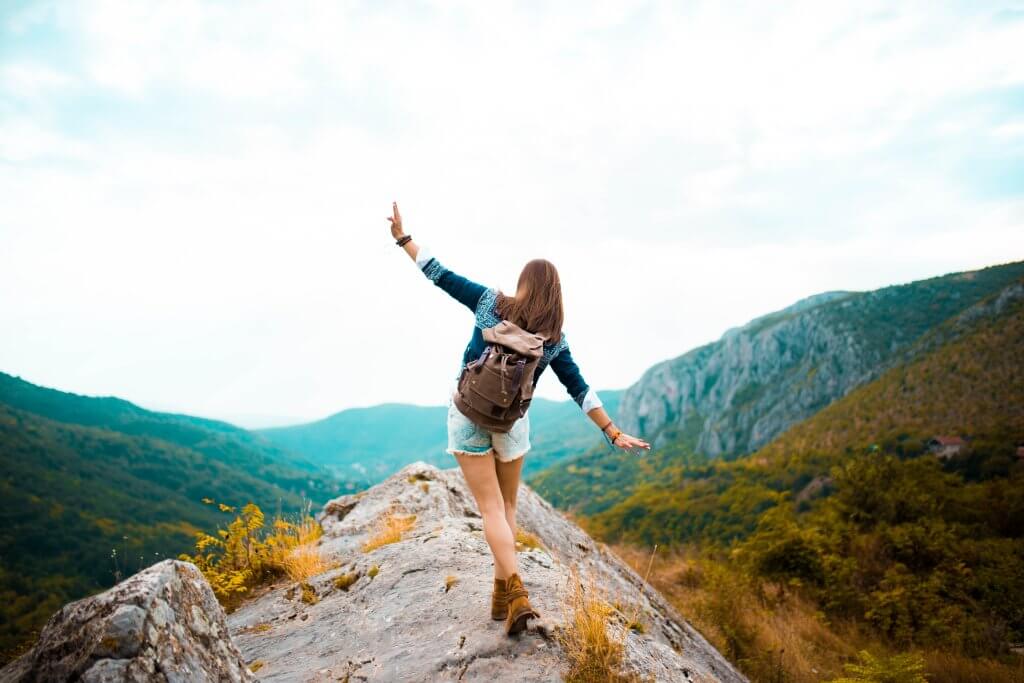 Vai viajar sozinha? Conheça dicas de mulheres que amam essa opção (2026)